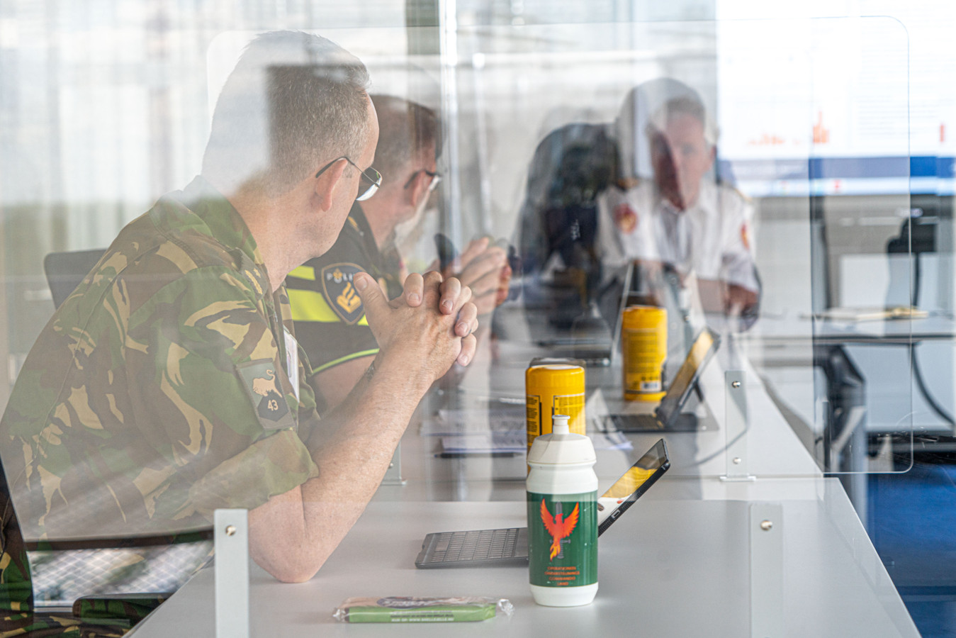 Dit ‘Outbreak Management Team’ moest in de regio IJsselland corona ...