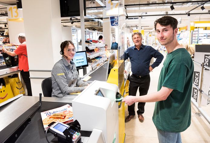Nieuw! In deze supermarkt stop je zélf het geld in de kassa | Woerden ...