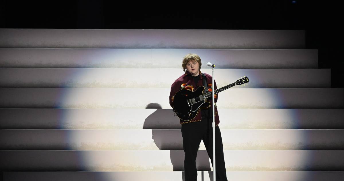Lewis Capaldi zegt Europese shows af om stemproblemen | Show | AD.nl