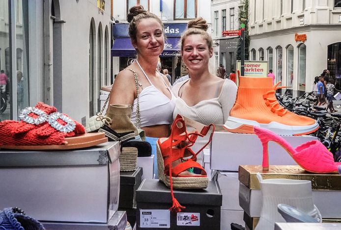 Driedaagse Braderie Kortrijk brengt massa volk op de been | Kortrijk ...
