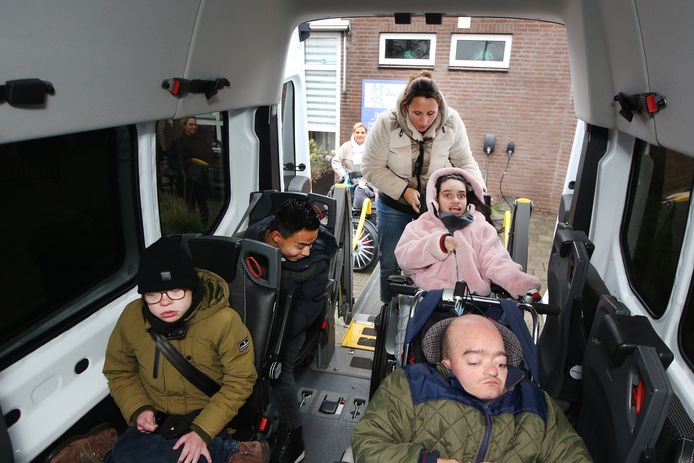 Busvervoer voor gehandicapte kinderen in gevaar: ‘Hoe kan je dit nou ...