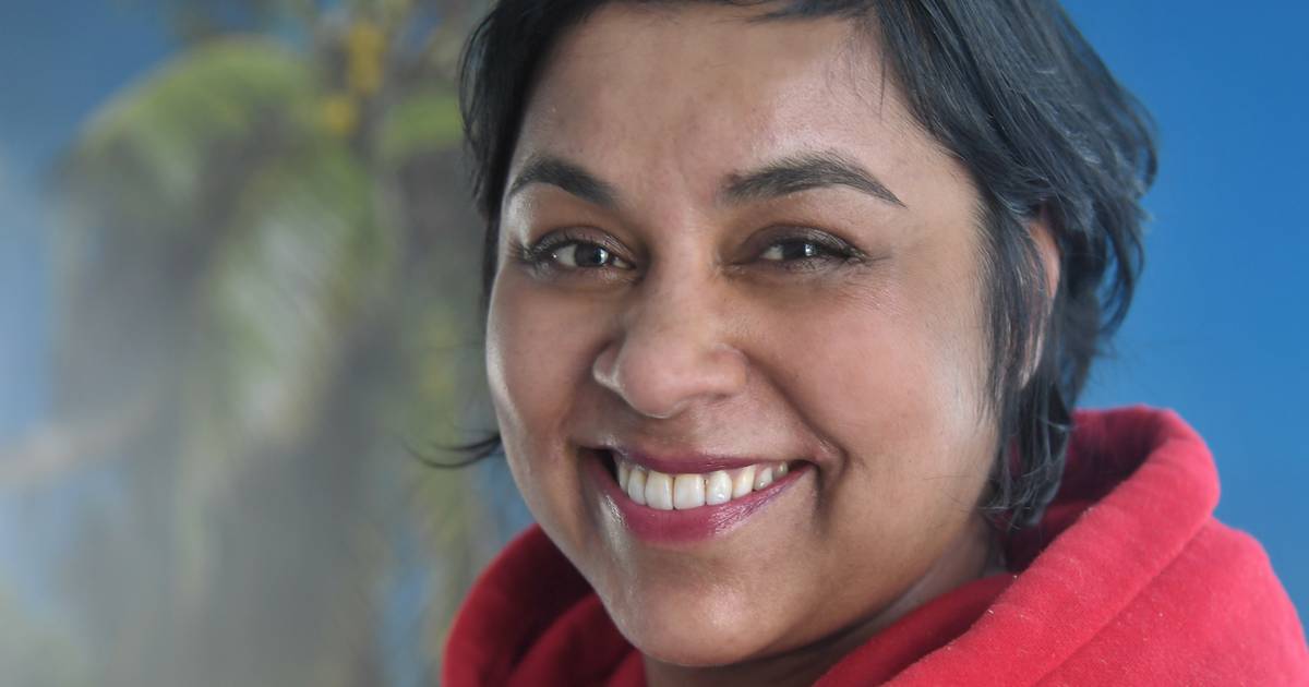 Rowena (43) werd als baby afgepakt van haar moeder - nu vliegt ze terug ...