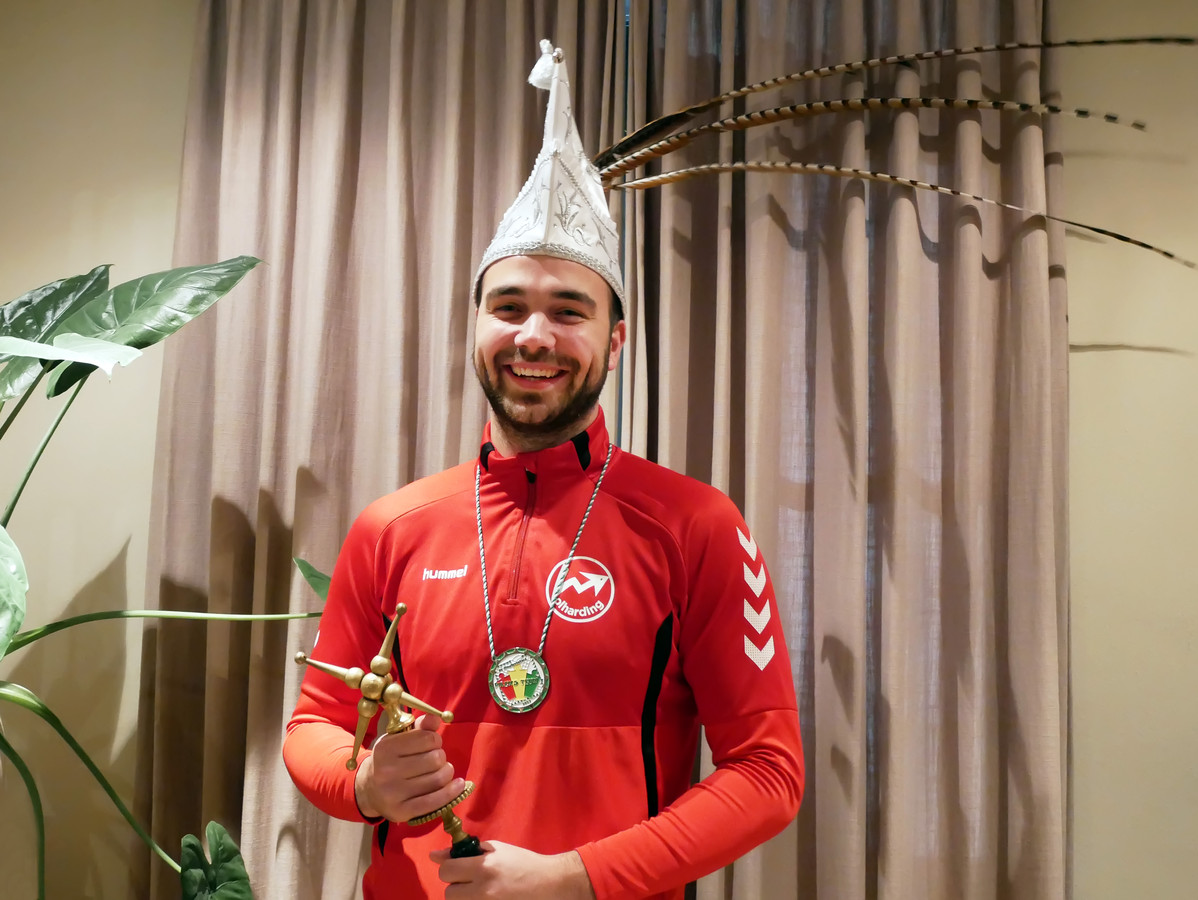 Prins Teun d’n Iërste heeft nu geen tijd voor voetballen bij Volharding ...