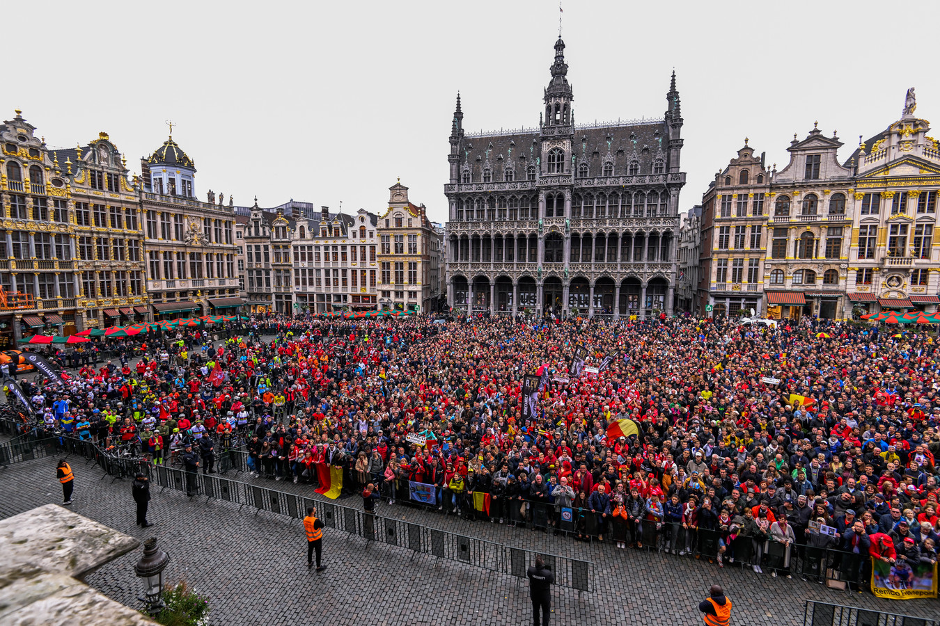 Duizenden mensen huldigen wereldkampioen Remco Evenepoel op Grote Markt ...