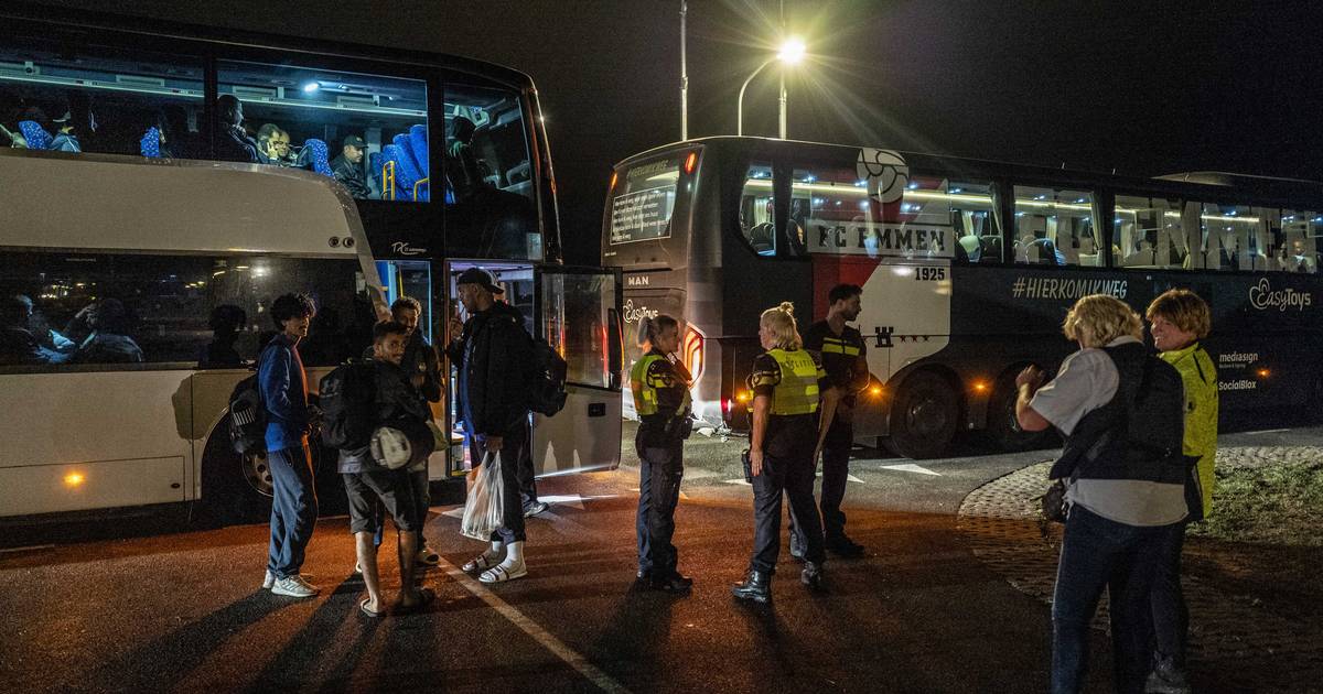Druk bij aanmeldcentrum Ter Apel, COA probeert voor iedereen slaapplek ...