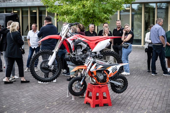 Jaxx (4) laat z'n crossmotor knallen voor zijn overleden vader: erehaag ...