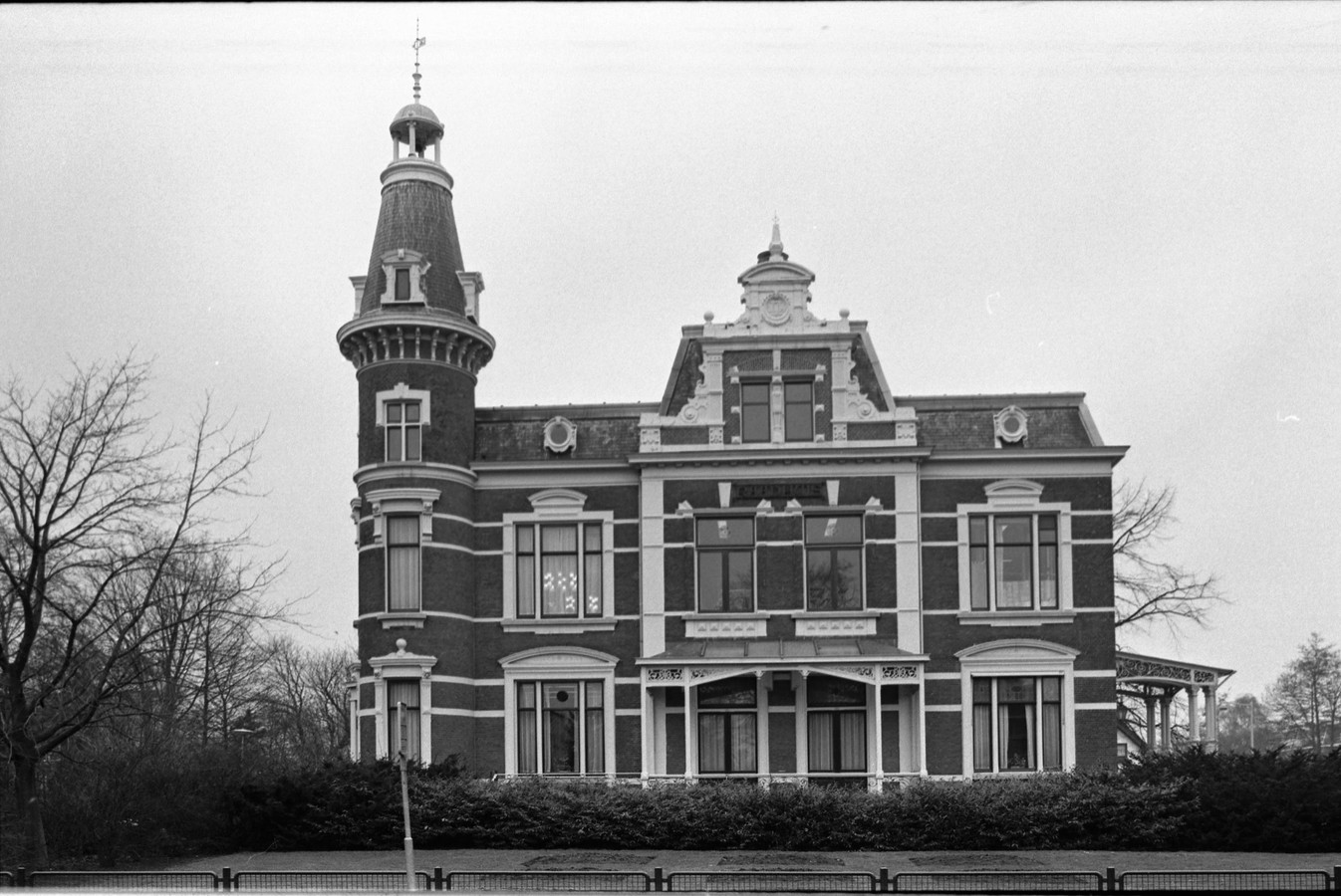 Na trouwerij in het raadhuis droeg Hans zijn Bep naar de zolderkamer ...