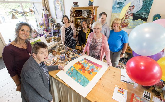 Winkel en kunstuitleen GildeHof in Losser 25 jaar: ‘Wat ze hier doen is ...