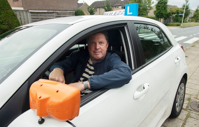 CBR stuurt deurwaarder langs bij ex-rijschoolhouder Henrie Kamps ...