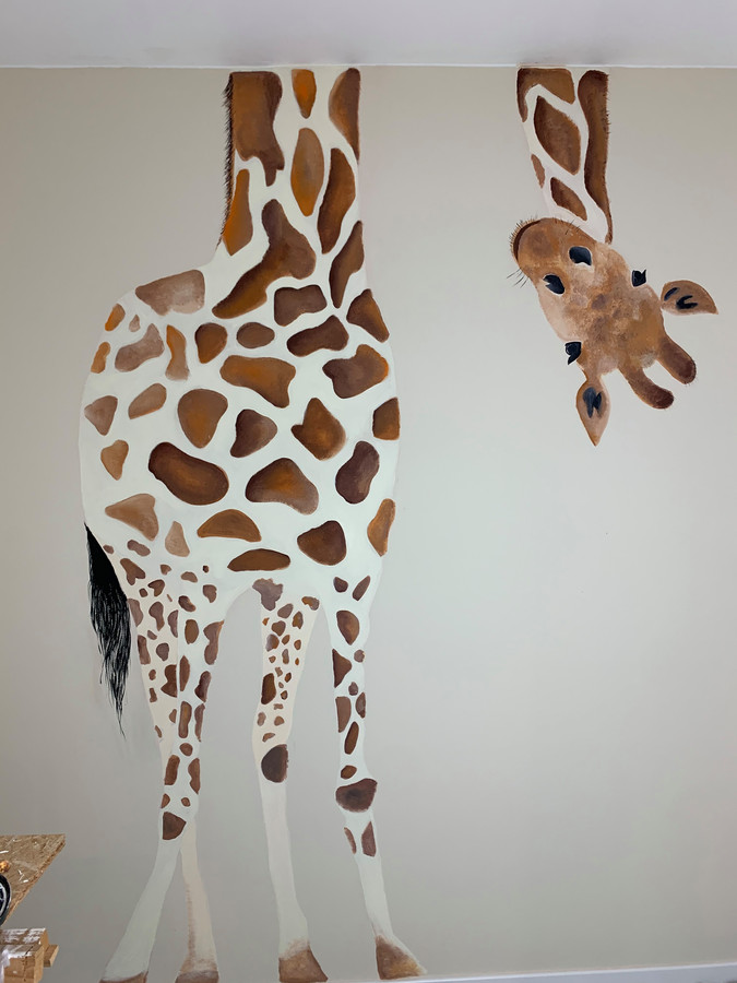 Pediatrisch verpleegkundige Celine (25) schildert muurkunst in ...