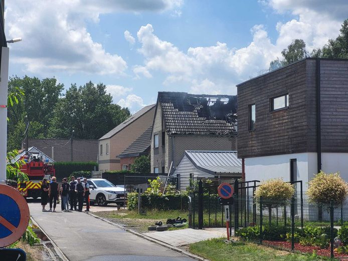 Uitslaande brand in woning in Hever: geen gewonden, maar aanzienlijke ...