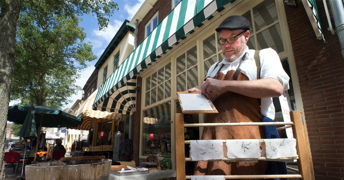Papier scheppen in Doesburg naast de Indische rijsttafel op lijst ...