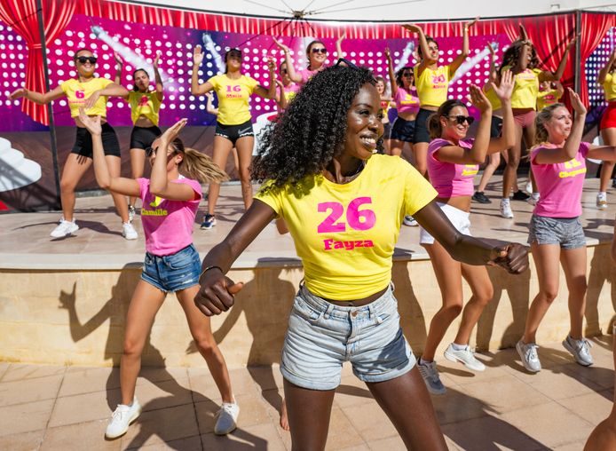 KIJK. Sporten op het strand en zwemmen bij 30 graden: Miss België ...
