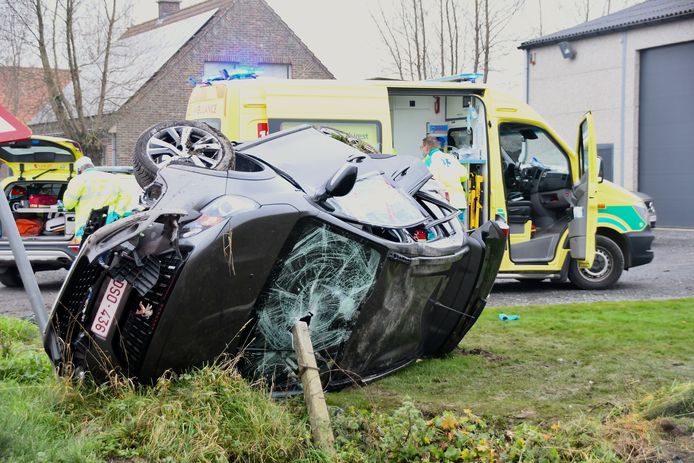 Wéér zware klap op berucht kruispunt: paaltje boort zich door voorruit van wagen | Hooglede | hln.be