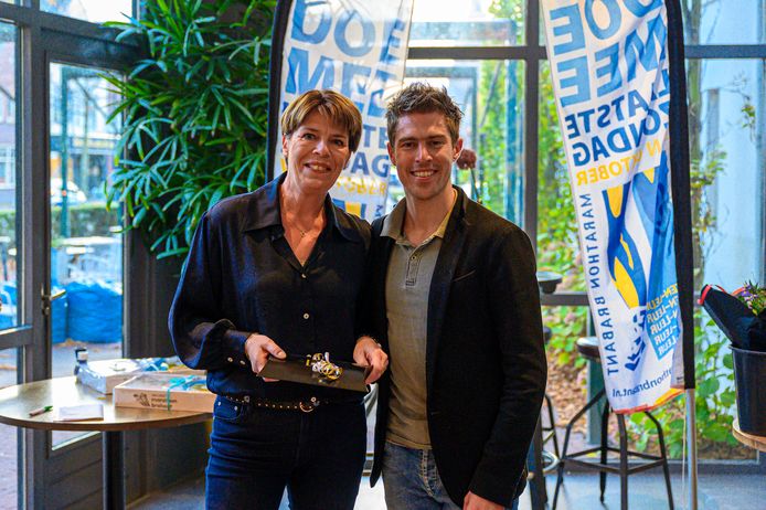 Marathonloper Michel Butter deelt de prijzen uit aan lopers in Etten ...