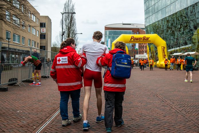 Vrijwilligers van het Rode Kruis schieten ambulance te hulp: hoe werkt dit precies? | Alphen aan ...