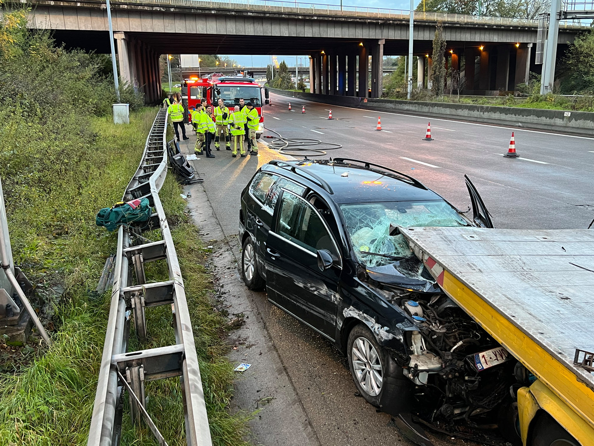 Auto rijdt in op takelwagen op pechstrook Antwerpse ring: bestuurder ... Auto rijdt in op takelwagen op pechstrook Antwerpse ring: bestuurder ...