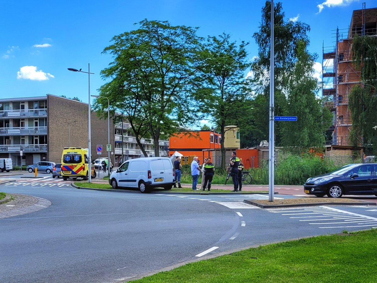 Automobilist rijdt fietser aan op rotonde in Amersfoort | Foto | AD.nl Automobilist rijdt fietser aan op rotonde in Amersfoort | Foto | AD.nl