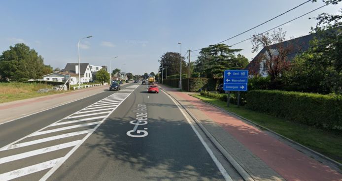 Fietser (35) raakt gewond na aanrijding met auto | Lievegem | hln.be