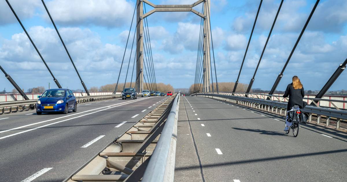 Werkzaamheden aan Molenbrug in Kampen. Snelheid op Kamperstraatweg tijdelijk naar 30 kilometer ...