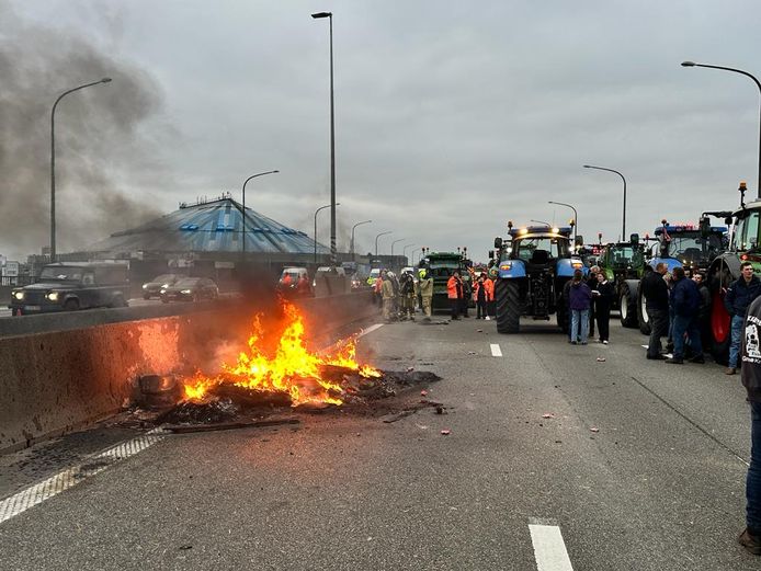 Boerenprotest in Antwerpen loopt ten einde: verkeer komt weer op gang ...