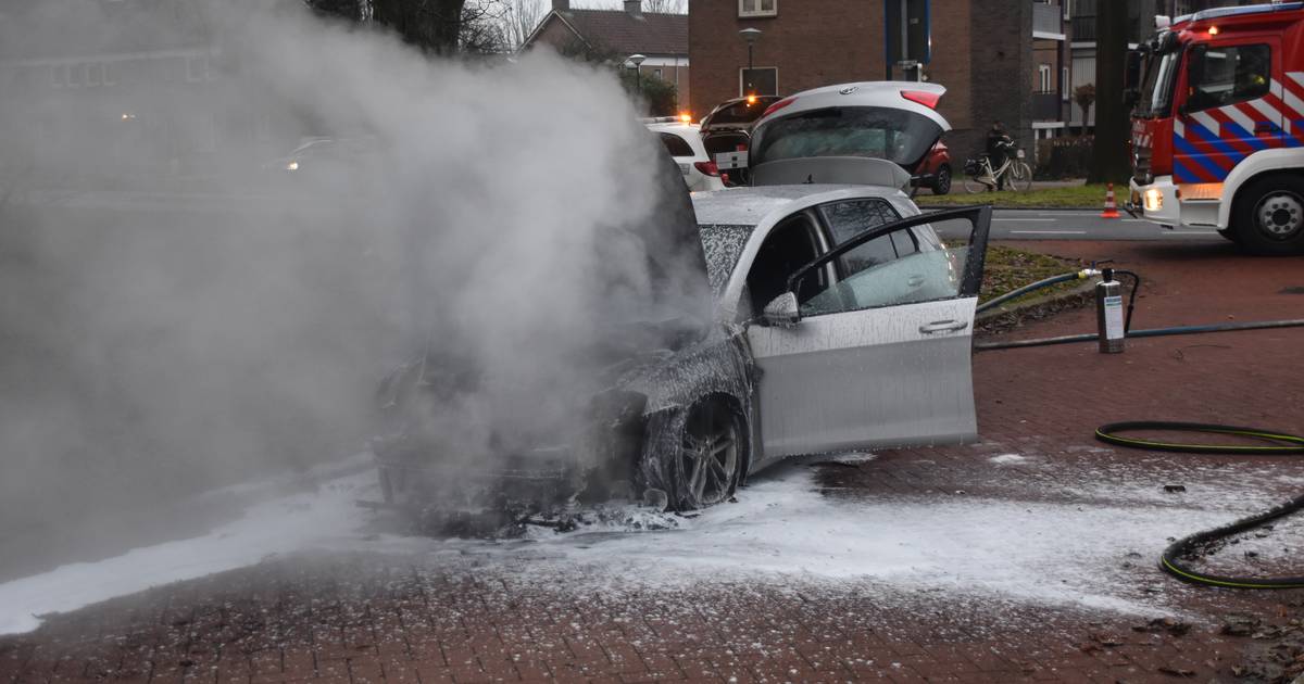 Auto vliegt al rijdend in brand: andere weggebruikers wijzen bestuurder ...
