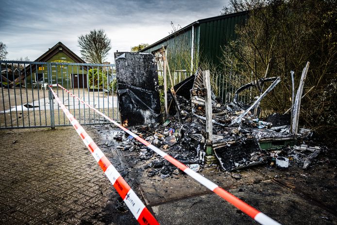 Inzamelpunt bij Scouting Driestromengroep in Numansdorp gaat in vlammen ...
