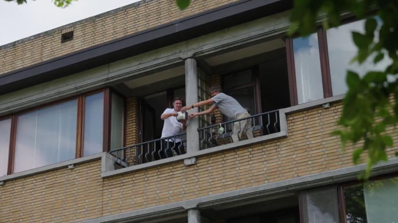 Erik Van Looy toont opvallend kaal appartement in ‘Komen eten’: “Ik ...