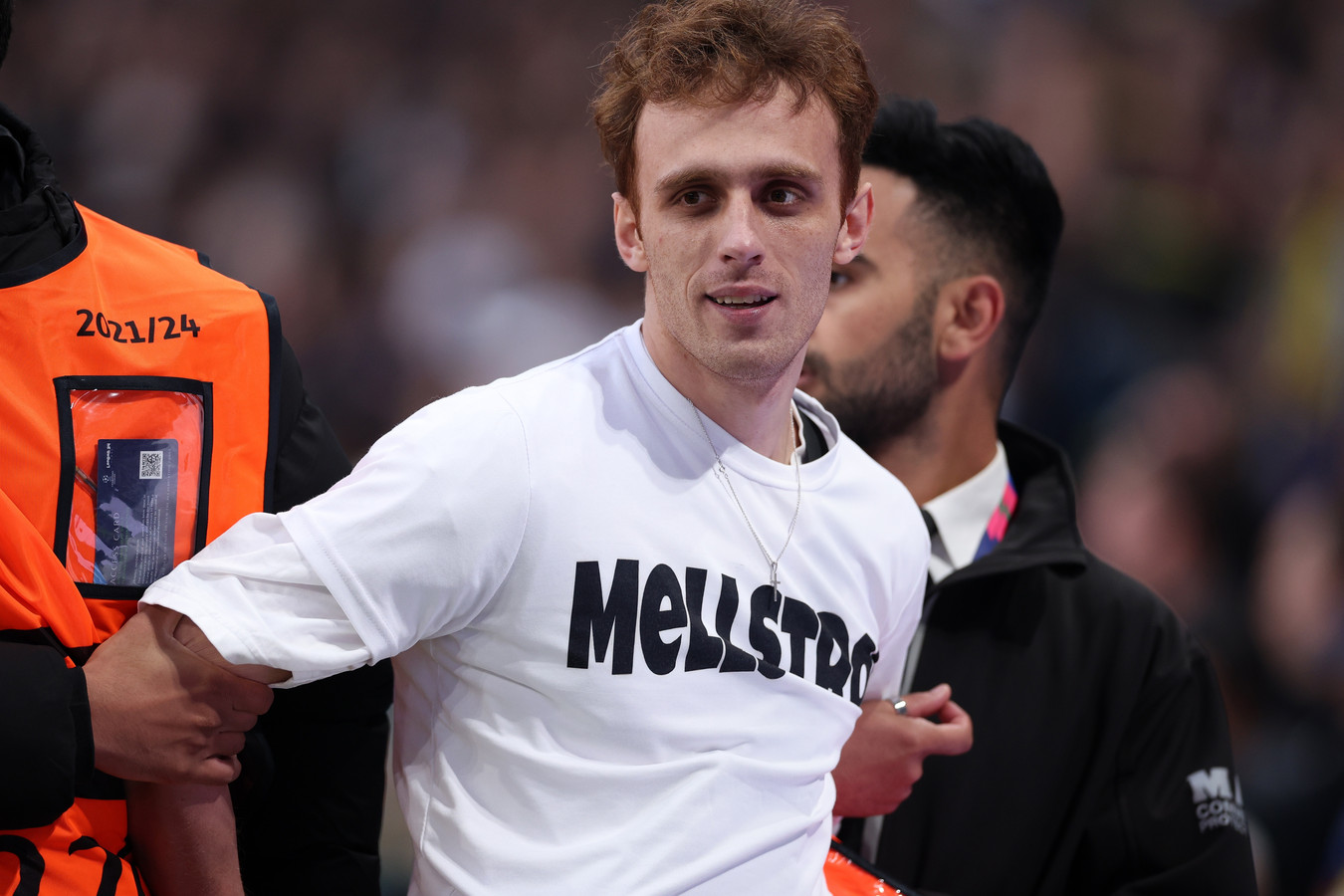 Influencer beloofde 350.000 euro: dit zat achter de veldbestorming op ...