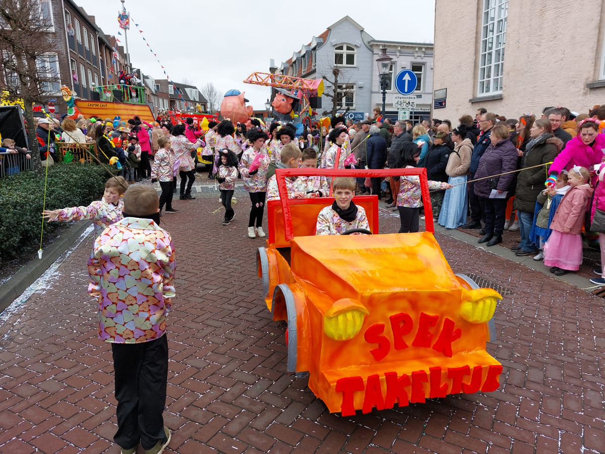 Verbroedering tussen Ut Zwaajgat en Stijlorenrijk tijdens grote optocht ...