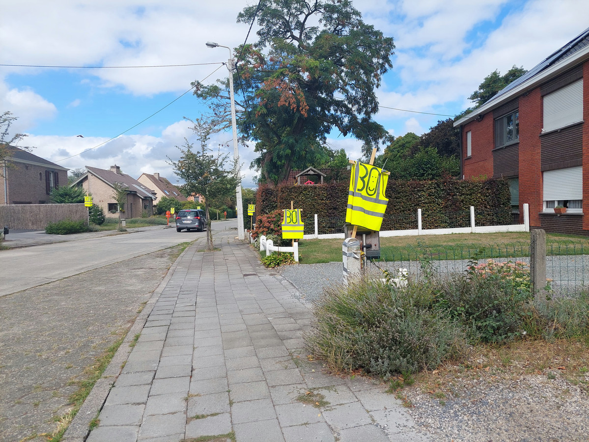 Gele hesjes veroveren zone 30-straat in Oostakker: “Verkeer vlamt hier ...