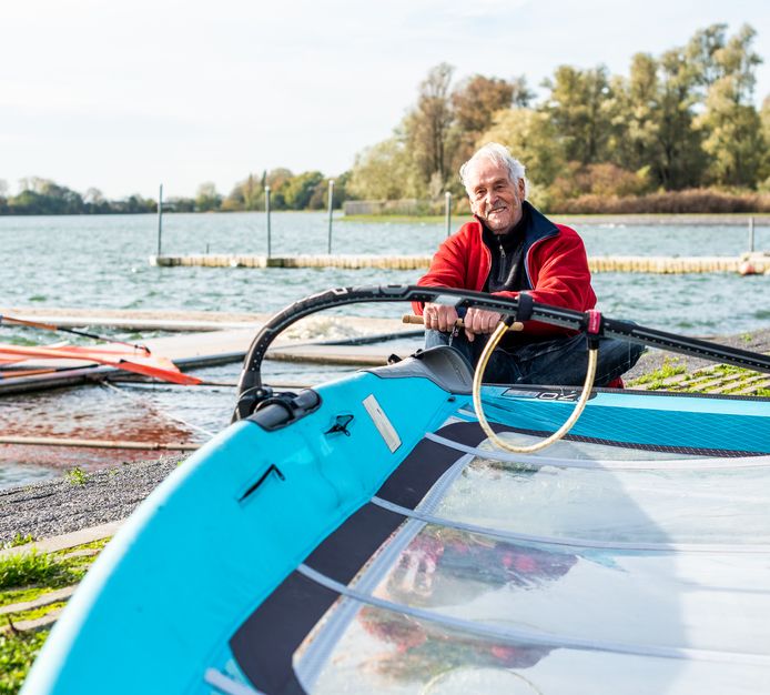 Alex (73) surft al meer dan veertig jaar: ‘Tot de dag voordat ik doodga ...
