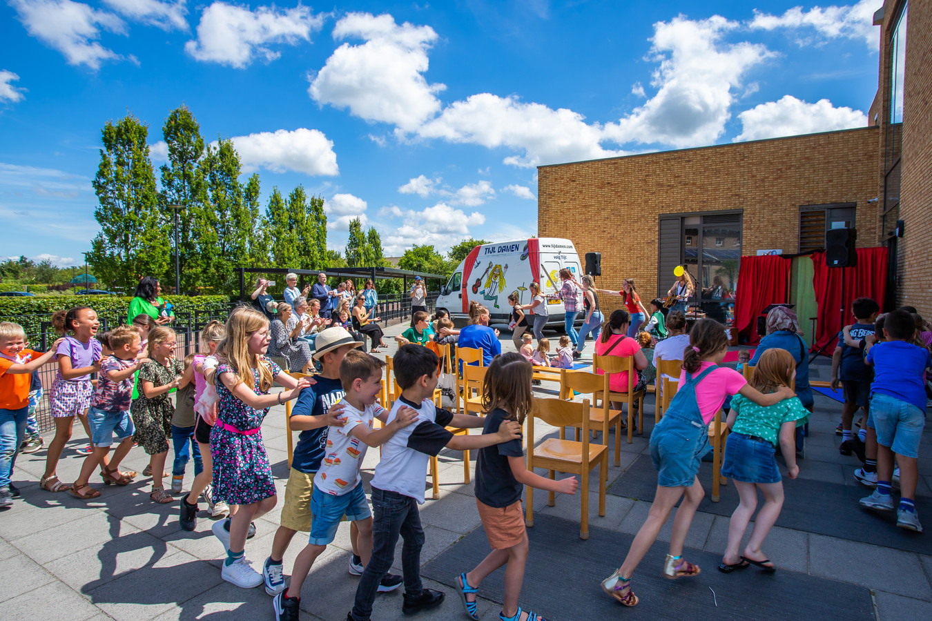 130 leergierige Zeeuws-Vlaamse kinderen stappen over de rode loper de ...