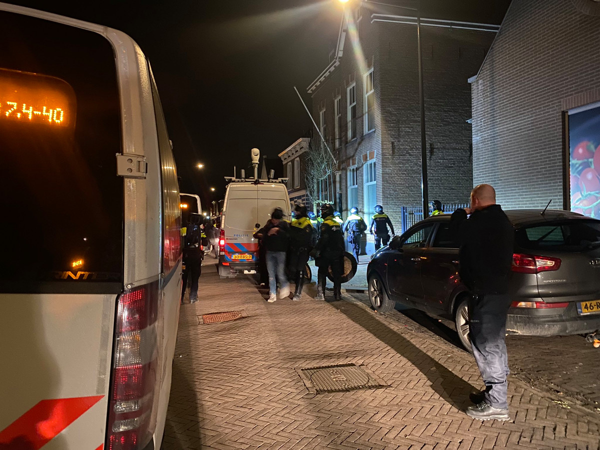 Politie pakt acht Feyenoord-hooligans van ‘Rotterdam Radicals’ op voor ... Politie pakt acht Feyenoord-hooligans van ‘Rotterdam Radicals’ op voor ...