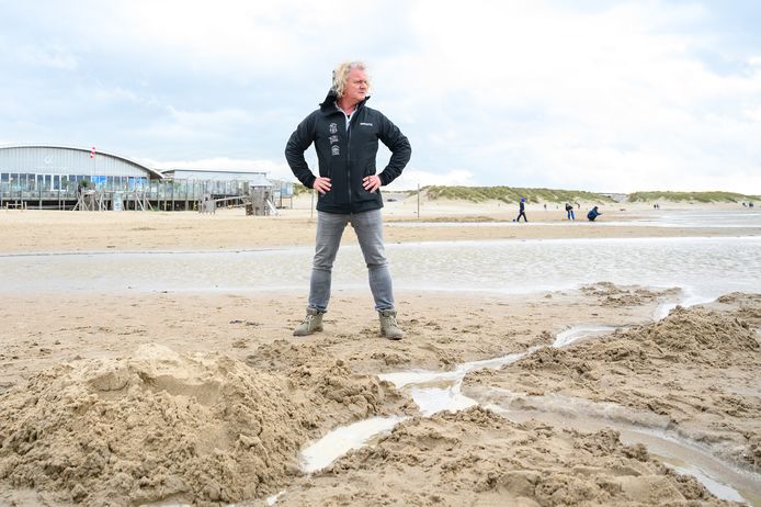 Zee slokt strand langs Brouwersdam; doodsteek voor recreatie | Goeree-Overflakkee | AD.nl