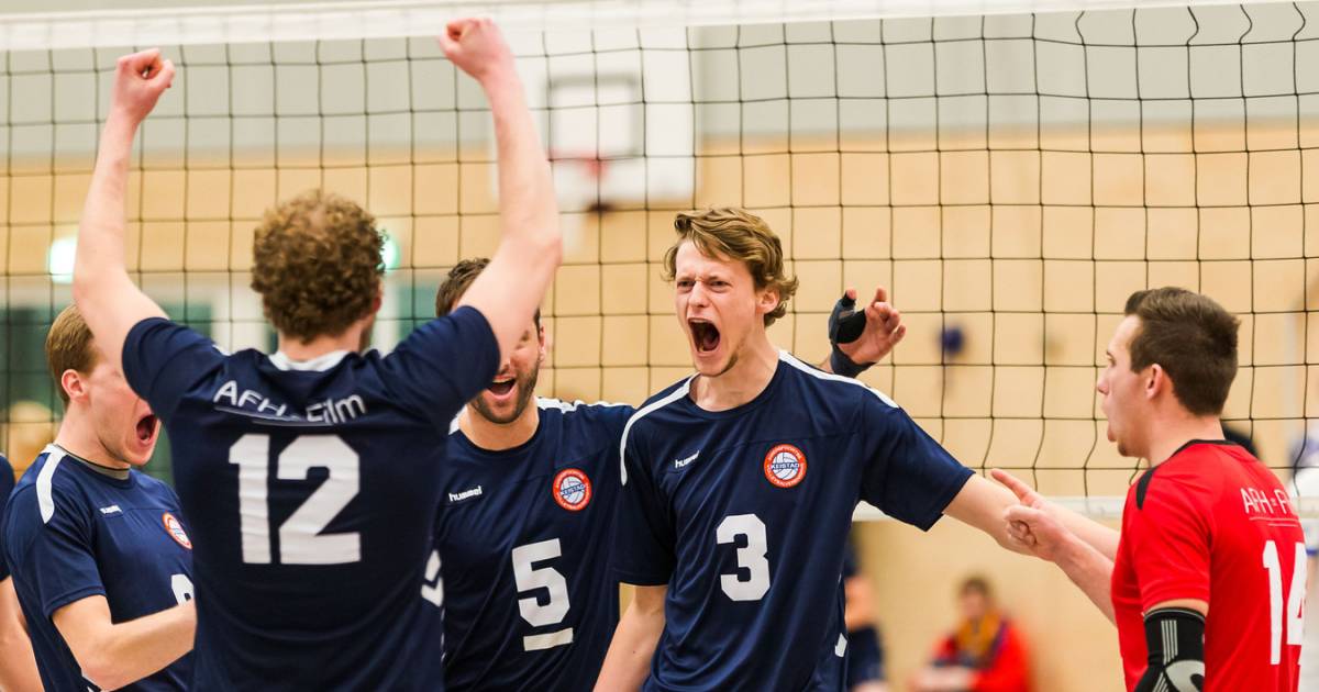 Volleyballer Robbert-Jan Segers uit Kapelle staat op de rand van de ...