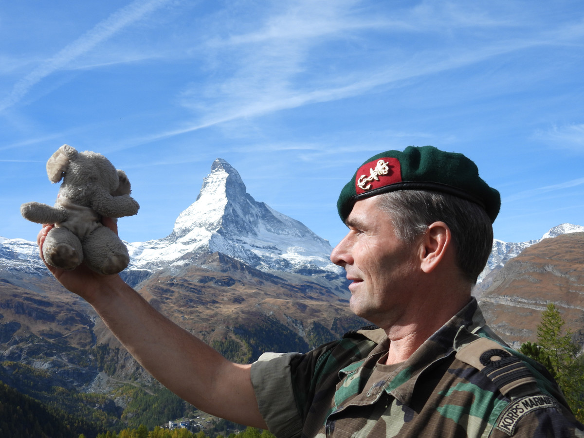 Ooit een marinier gehoord over zijn knuffel? Waalwijker Simon schreef ...