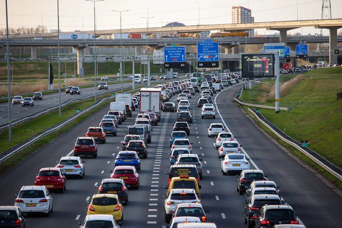 Opnieuw een hels weekend op de Rotterdamse wegen: ‘Neem openbaar ...