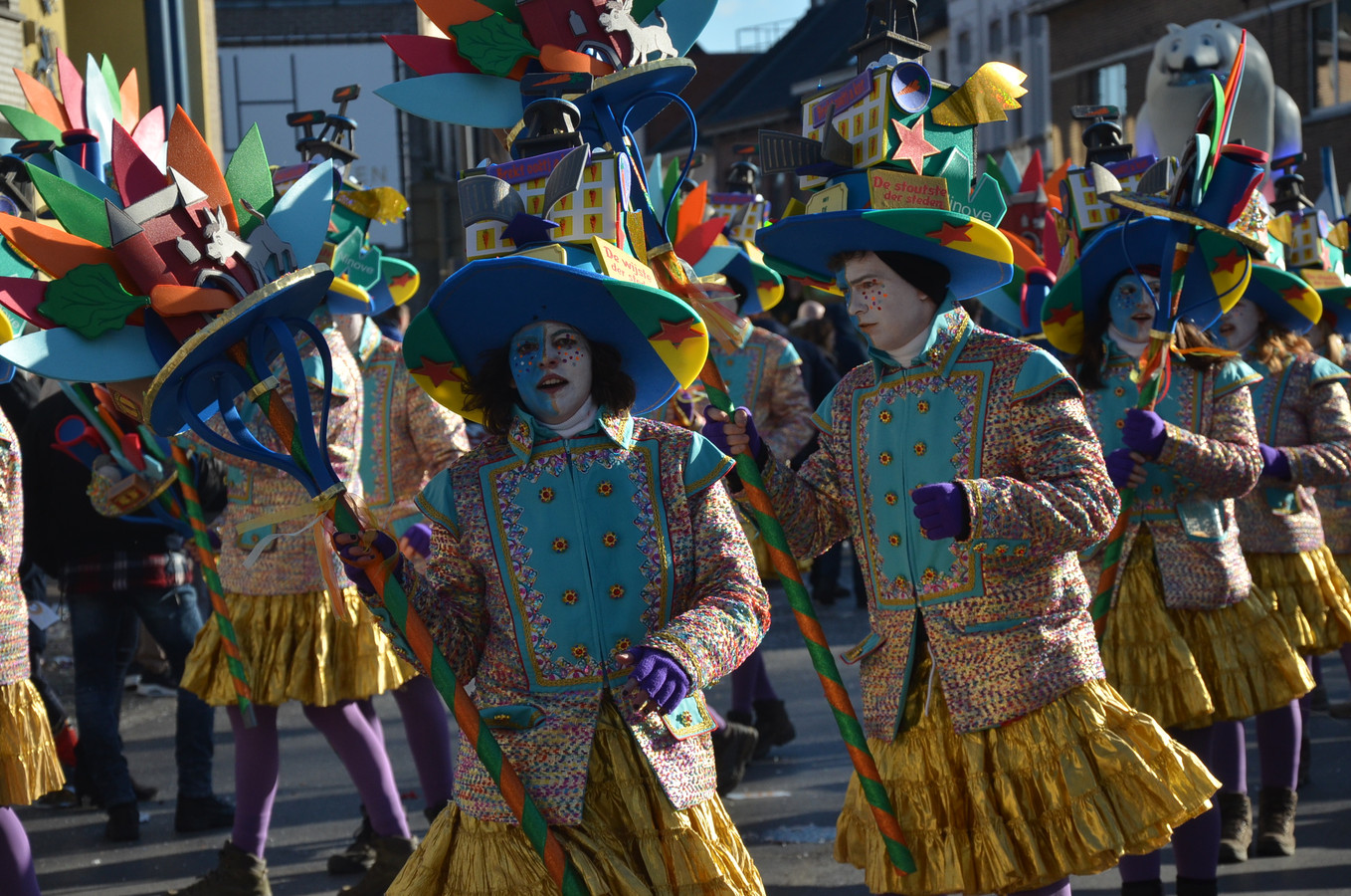 IN BEELD. Zo zag carnavalsstoet Roze Zondagstrein in Ninove eruit ...