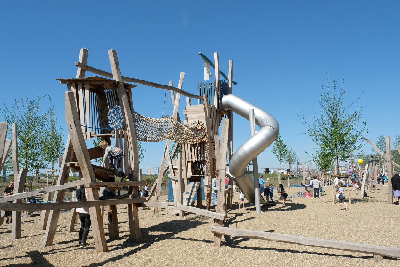 2.000 vierkante meter grote speeltuin geopend naast de Schelde | Foto ...
