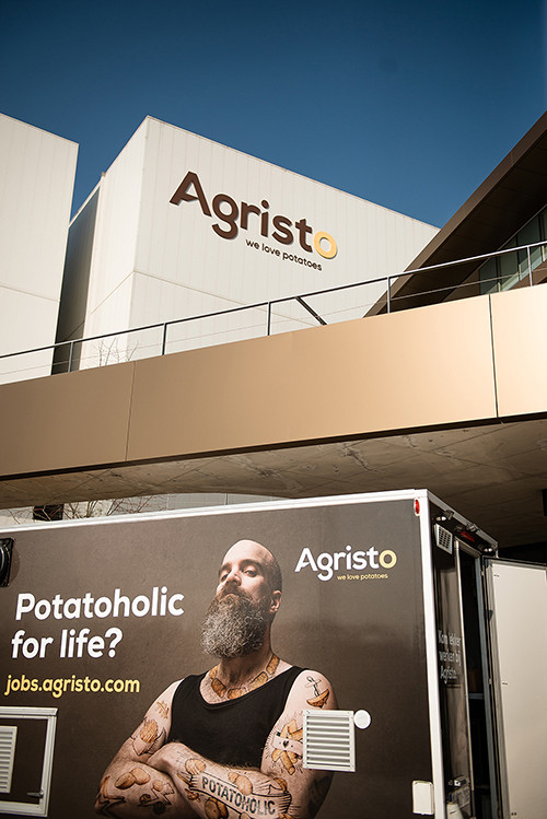 Zet eens een kroket op je arm: als je solliciteert bij aardappelverwerker Agristo, krijg je een ...