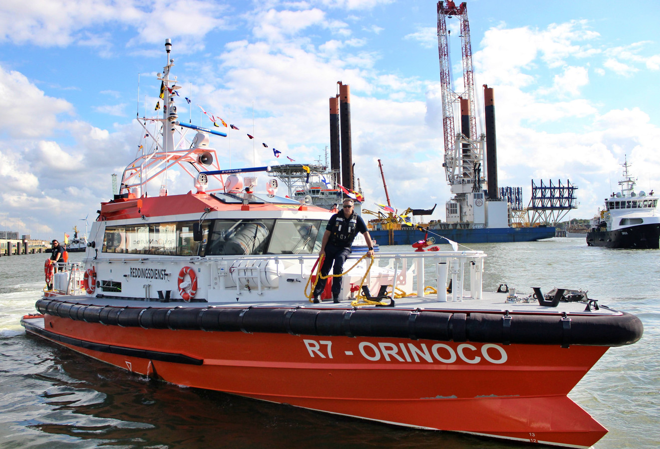 Elektrische veerboot ‘Raveel Ontmoet Ensor’ en reddingsboot ‘R7-Orinoco ...