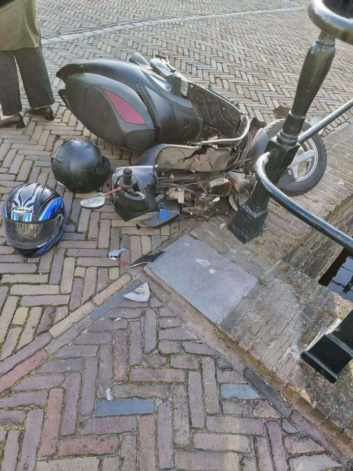 Motoragent gaat achter duo op brommer aan, maar achtervolging krijgt ...