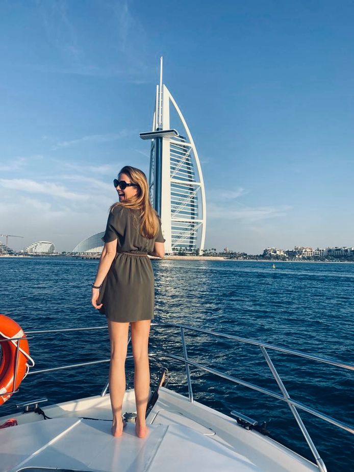 Amara geeft les aan expatkinderen in Dubai: ‘Het is een ietwat uit de ...