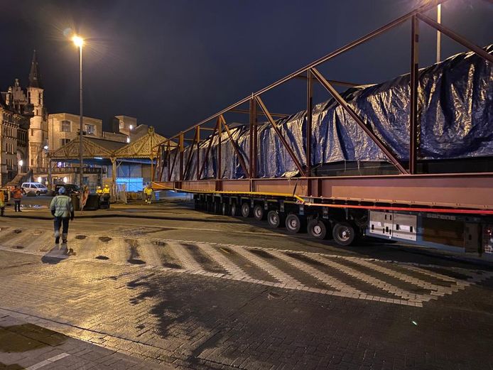 KIJK. Historisch binnenschip verlaat Antwerpse Scheldekaaien… op ...