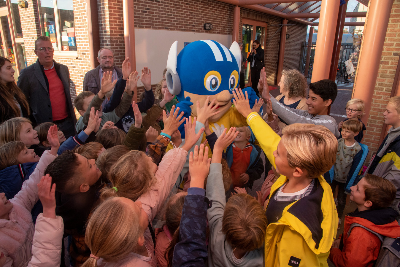 Superheld High-Five beloont Wichelse kinderen die te voet of met de ...