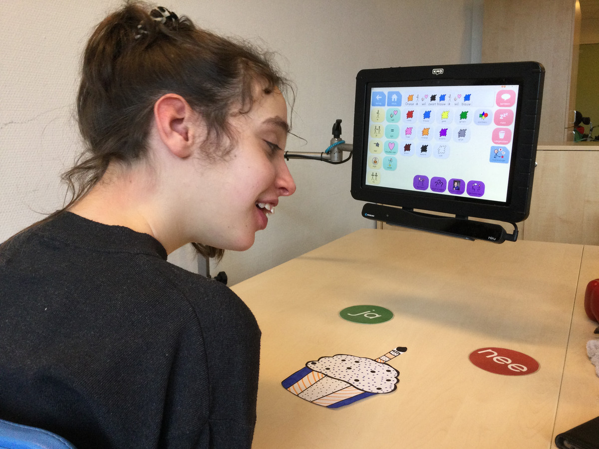 Speciale spraakcomputer van Yasmine werd gestolen, gulle gever biedt ...