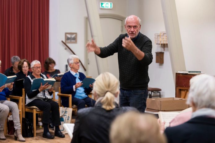 Veertig jaar én dirigent én politieman: het dubbelleven van Leo den ...