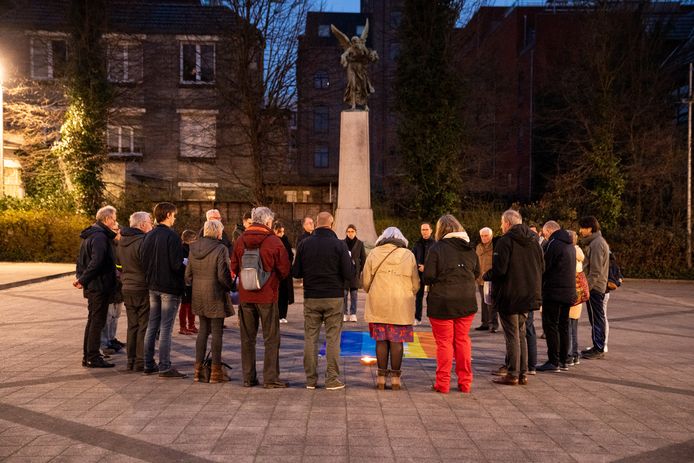 Dertigtal Bomenaren neemt deel aan stiltecirkel voor vrede | Boom | hln.be