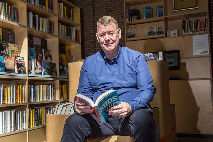 Koos (60) kon nooit lezen en schrijven, maar heeft nu een eigen boek ...